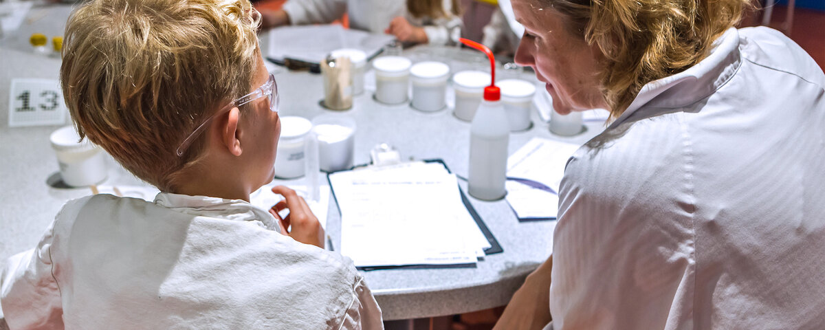 🔬 Huge discovery lab @ NEMO Science Museum, Amsterdam | Stayokay